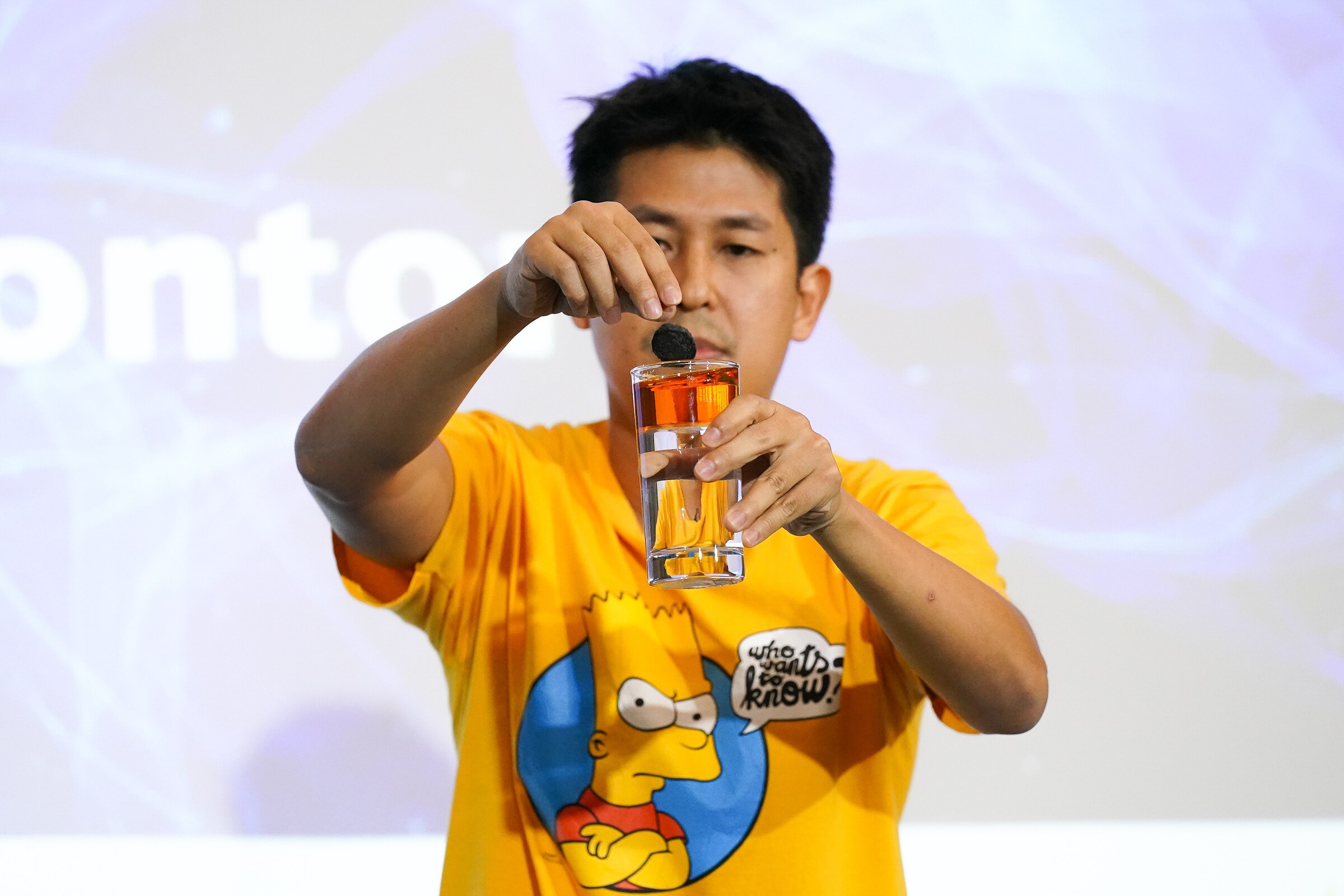 Wipe away oil spills with Thai coconut sponge | British Council